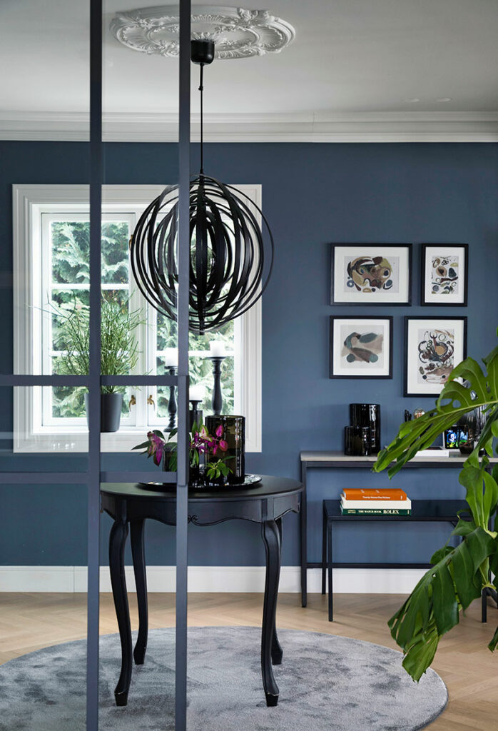 Caroline har inrett med mörka kulörer - Hus & Hem